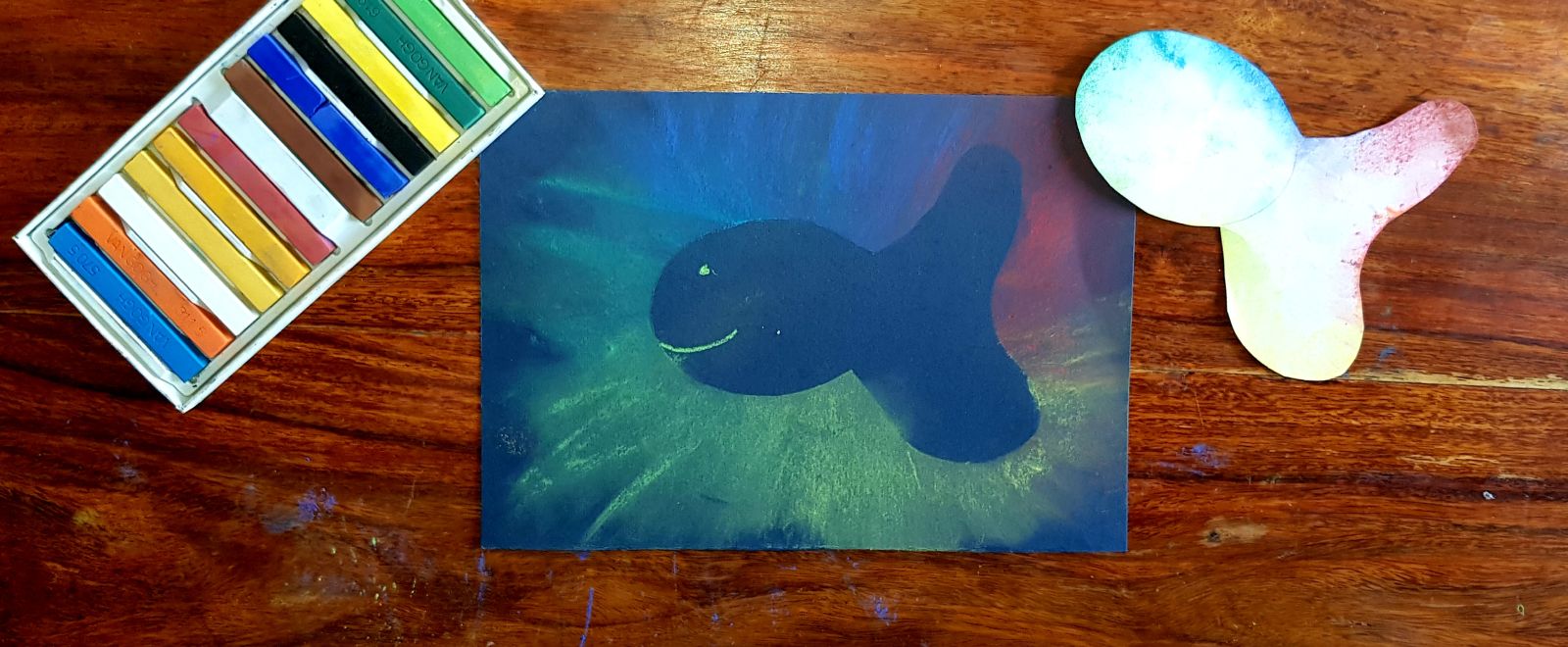 Pochoir inversé : poisson au pastel sec - Esquisses d'Adélaïde