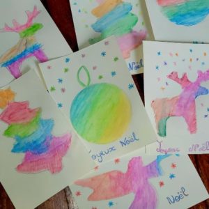 Cartes de Noël multicolores, avec les crayons aquarelles